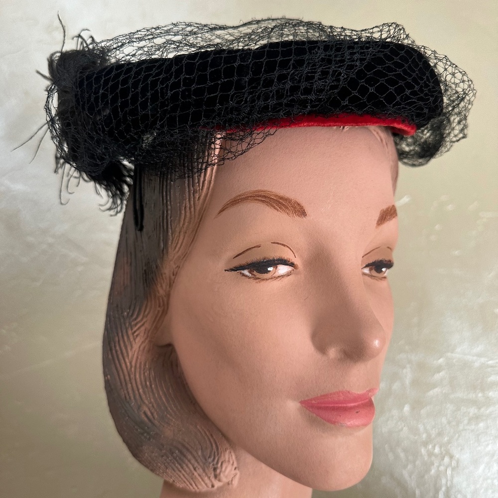 Beautiful 1950s' Black Velvet Juliet Cap With Veil An… - Gem